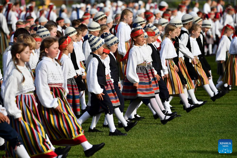 Folk dancers take part in dance celebration in Johvi, Estonia-Xinhua