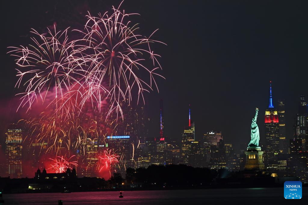 Fireworks explode over Hudson River to celebrate Independence Day in ...
