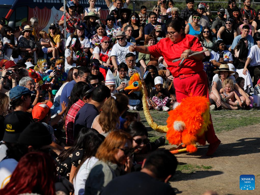 Puppet show held during Bob Baker Day Festival in Los Angeles-Xinhua